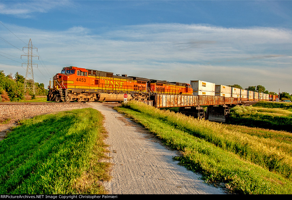 BNSF 4453 Leads Z-DENCHI9-18